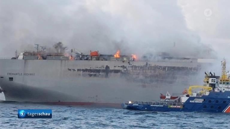 Brennender Auto-Frachter in der Nordsee - Umweltkatastrophe befürchtet | tagesschau.de