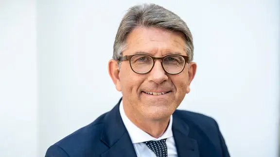 Kulturstaatsminister Weimer trennt sich von Firmenanteilen | ndr.de