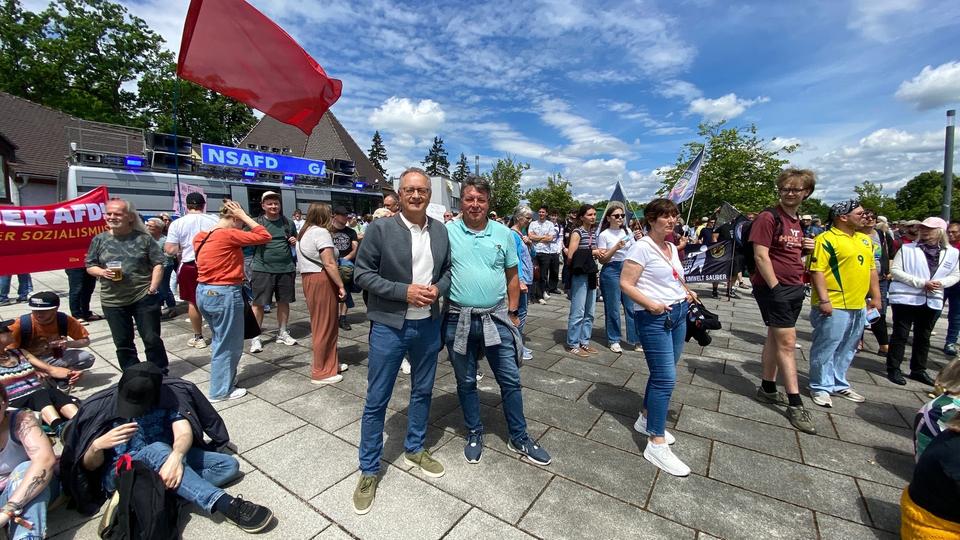 Baden-Württemberg: Rund 500 Menschen bei Demo vor dem Landesparteitag ...