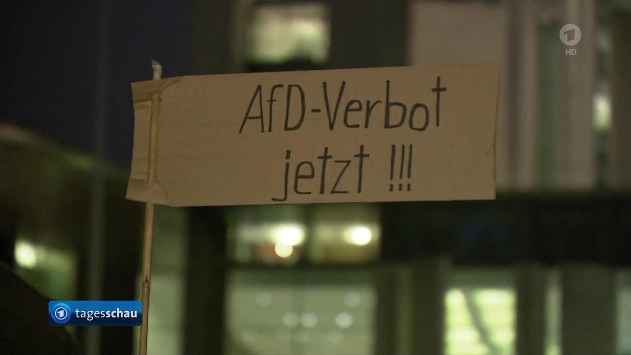 Demonstrierende fordern vor dem Bundeskanzleramt ein Verbot der AfD ...