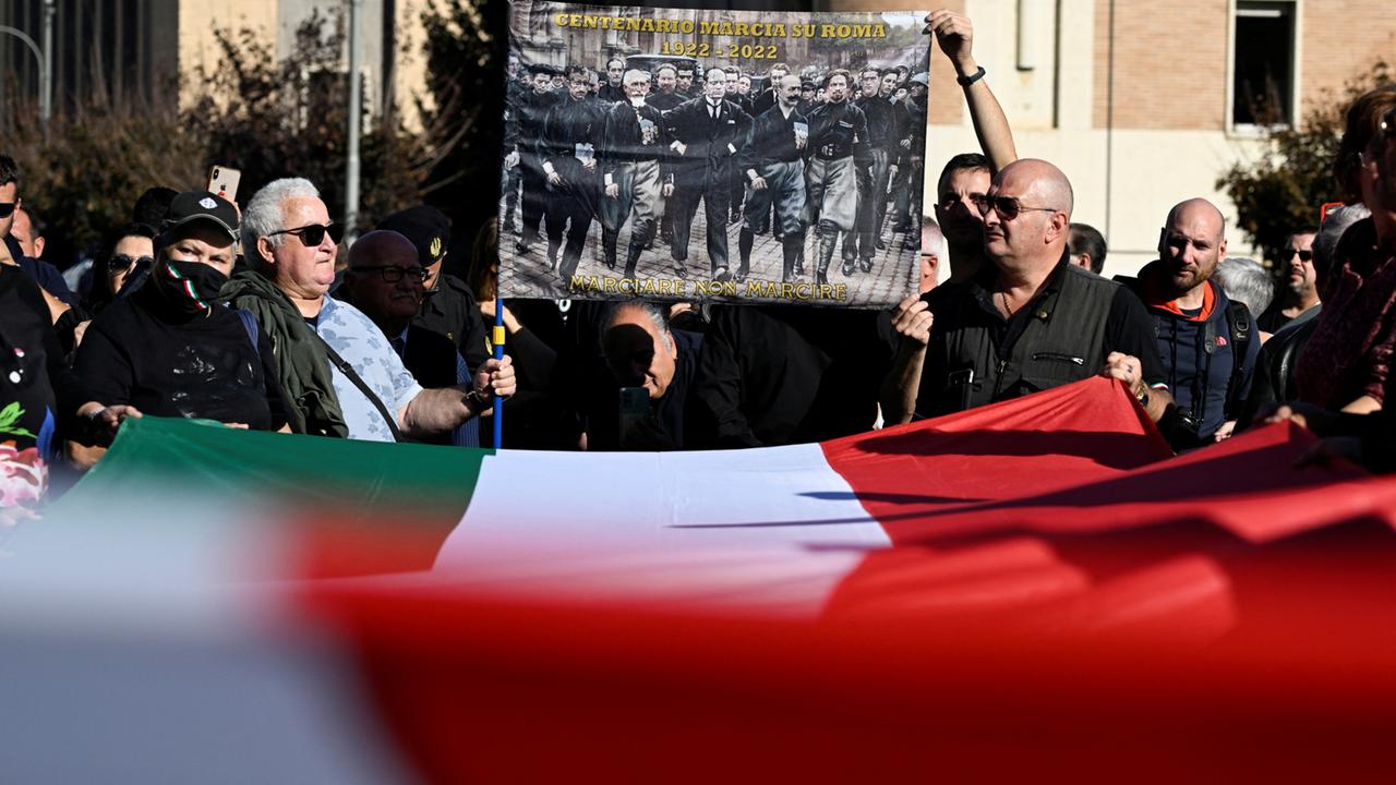 Faschismus in Italien: Tausende pilgern zu Mussolini-Grab | tagesschau.de