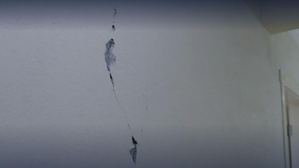 Ein Jahr nach Erdbeben: "Der Riss geht durch die ganze Mauer ...