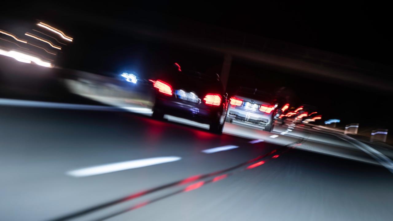 Rheinland-Pfalz: Mit E-Scooter auf der A65: Polizeiauto kracht auf ...