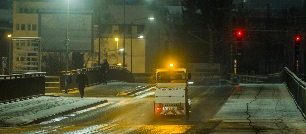 Tief "Gunda": Spiegelglatte Straßen, geschlossene Schulen | tagesschau.de