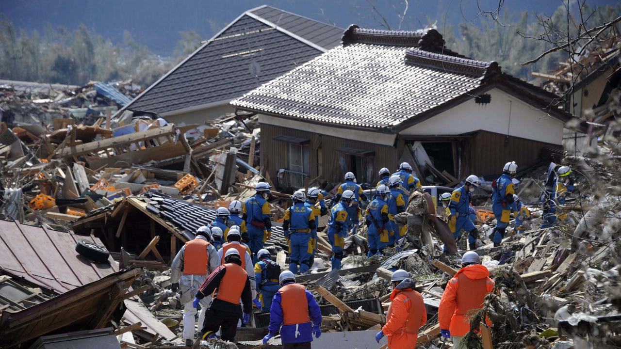 Erdbeben und Tsunami in Japan: Verheerende Folgen der Katastrophe (März ...