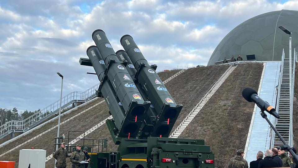 Brandenburg: Luftabwehrsystem Arrow 3 geht in Südbrandenburg in Betrieb ...