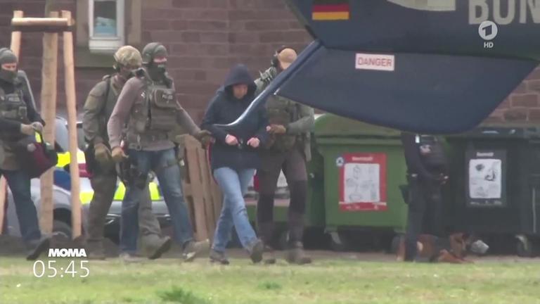 Prozess gegen Ex-RAF-Terroristin Klette in Celle gestartet | tagesschau.de