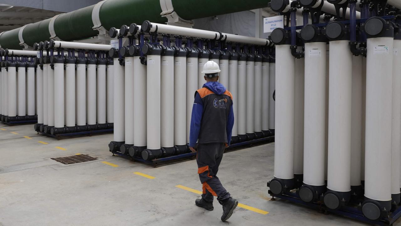 Bokep pinay scandal she stands as a gorgeous blond lady