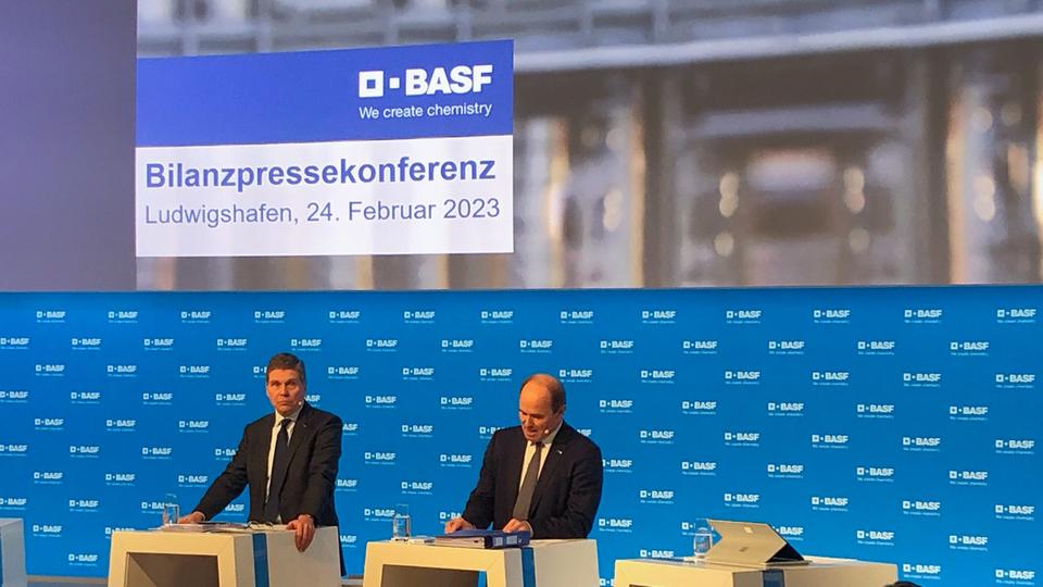 Warum BASF Tausende Jobs streicht und Milliarden in China investiert ...