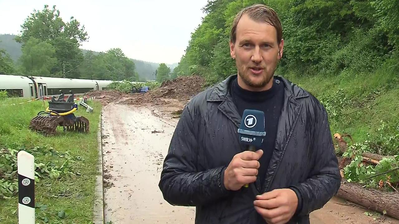 "THW mit 30 Menschen vor Ort", Martin Rottach, SWR, zur Aufräumarbeiten ...