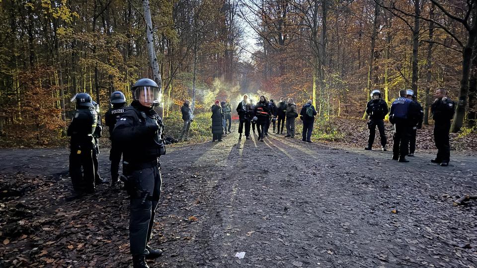Polizei räumt Protestcamp gegen Waldrodung in Hessen | tagesschau.de