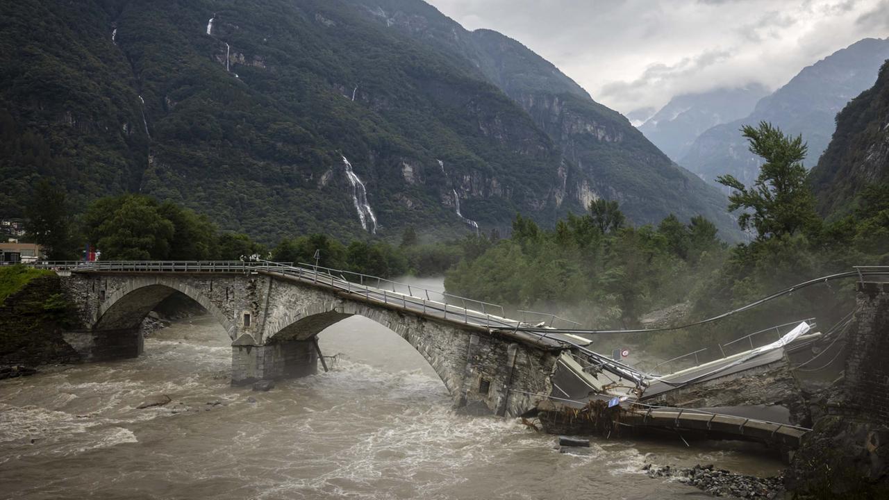 Erdrutsch in der Schweiz: Rettungskräfte finden Todesopfer | tagesschau.de