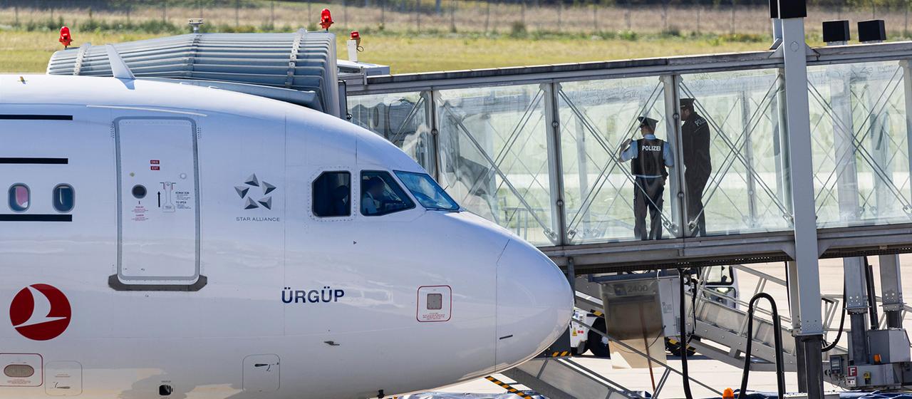 28 Afghanen nach erfolgreicher Klage in Deutschland angekommen | tagesschau.de