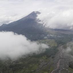 Vulkan Semeru auf der indonesischen Insel Java erneut ausgebrochen ...