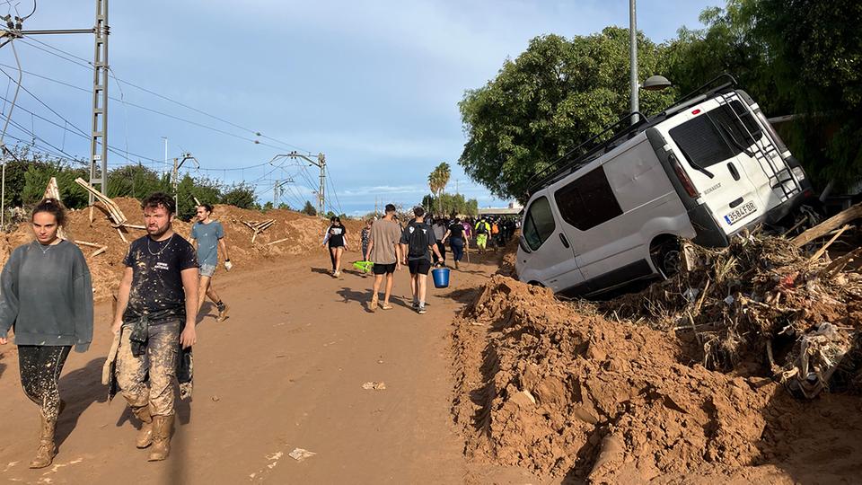 Reportage aus Paiporta: Stolz darauf, wie alle im Chaos zusammenhalten ...