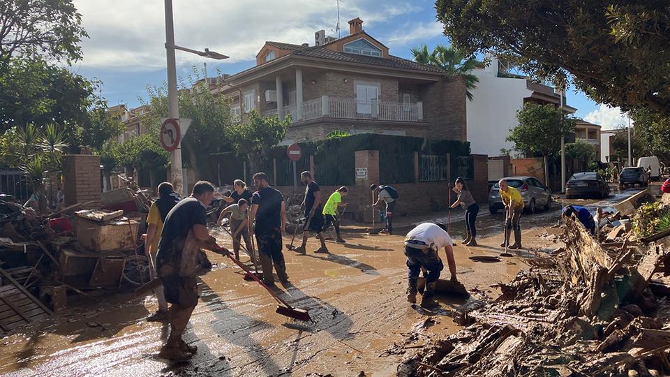 Reportage aus Paiporta: Stolz darauf, wie alle im Chaos zusammenhalten ...