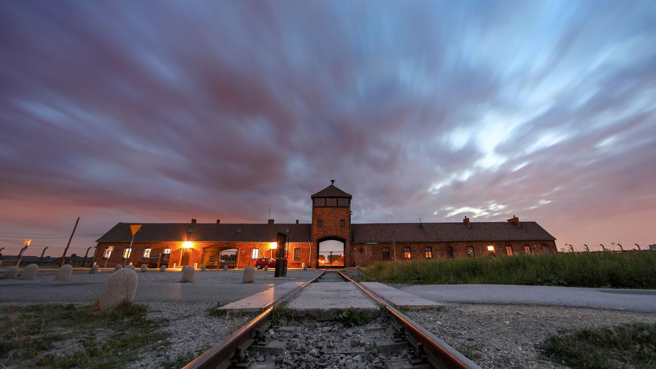 Gedenkstätte Auschwitz kann jetzt auch digital besucht werden ...
