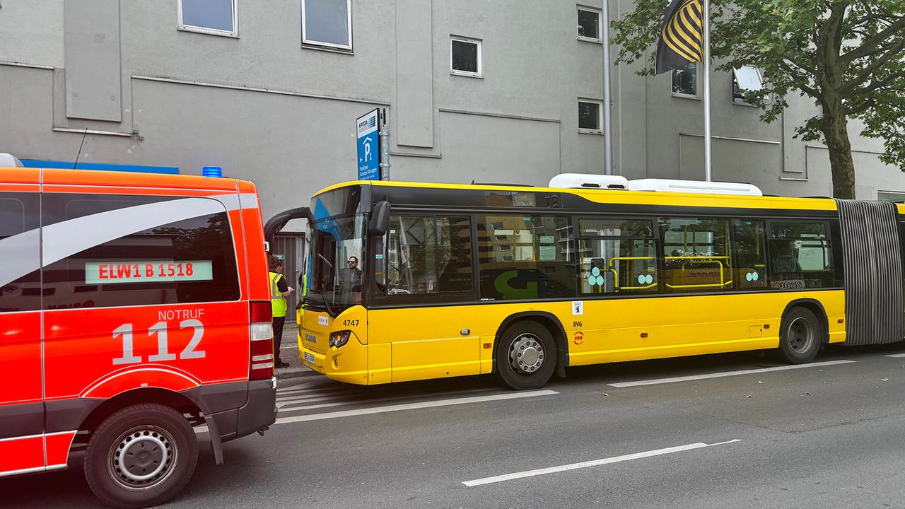 Berlin: Bus muss scharf bremsen: 15 Verletzte in Neukölln | tagesschau.de