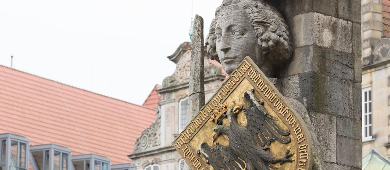 Die Statue des Bremer Roland steht in der Fußgängerzone.