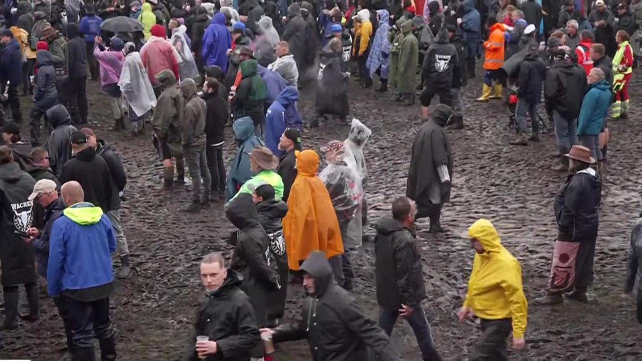 Lisa Knittel, NDR, über das von Regen und Matsch geplagte Heavy-Metal ...