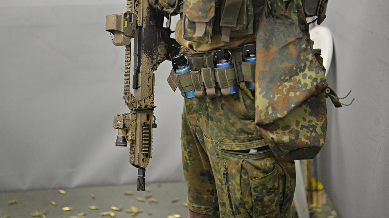 Ermittler suchen illegale Waffen auf Bundeswehrgelände | tagesschau.de
