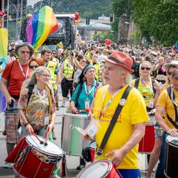 Saarland: 80.000 Zuschauerinnen und Zuschauer feierten beim CSD in ...