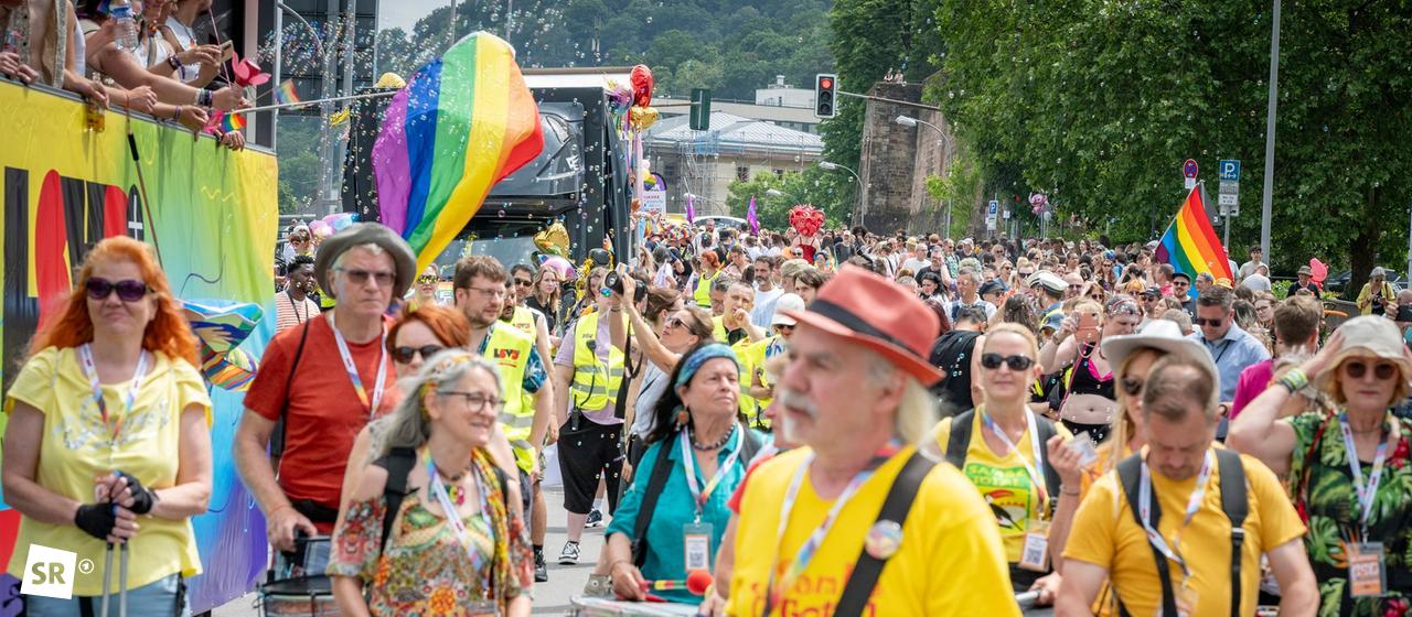 Saarland: 80.000 Menschen feierten beim CSD in Saarbrücken | tagesschau.de