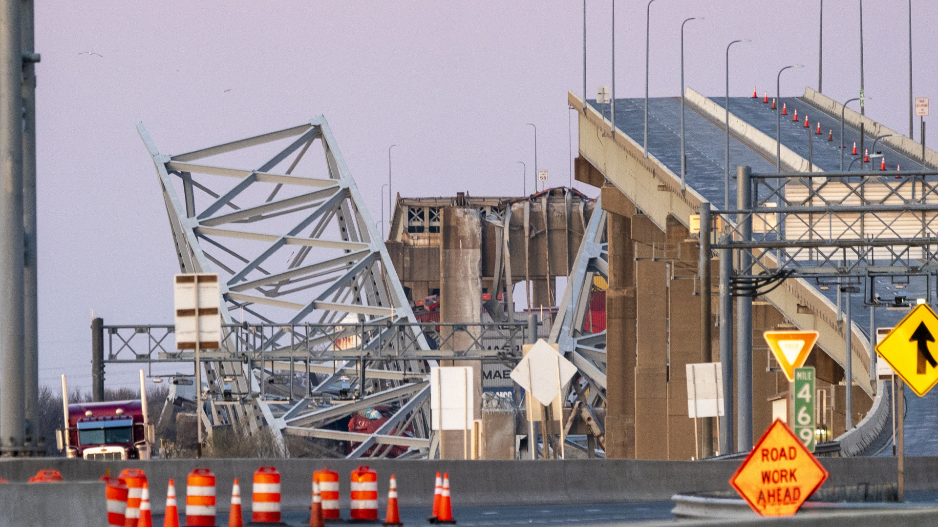 Brückeneinsturz in Baltimore: Suche nach Personen im Wasser | tagesschau.de