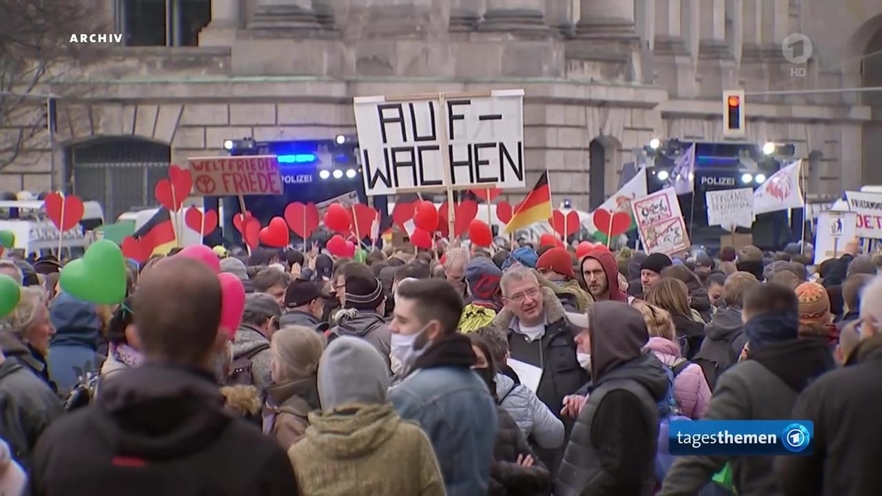 Teile der "Querdenken"-Bewegung werden nun vom Verfassungsschutz ...