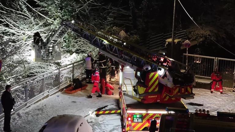 Frau stürzt beim Katzen füttern Abhang runter - Höhenretter im Einsatz ...