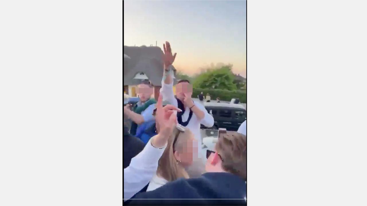 Über 360 Polizeieinsätze wegen Nazi-Parole zu "L'amour toujours ...