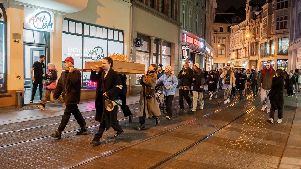 Buchmesse "Seitenwechsel": Wo rechtsextreme Inhalte salonfähig werden | tagesschau.de
