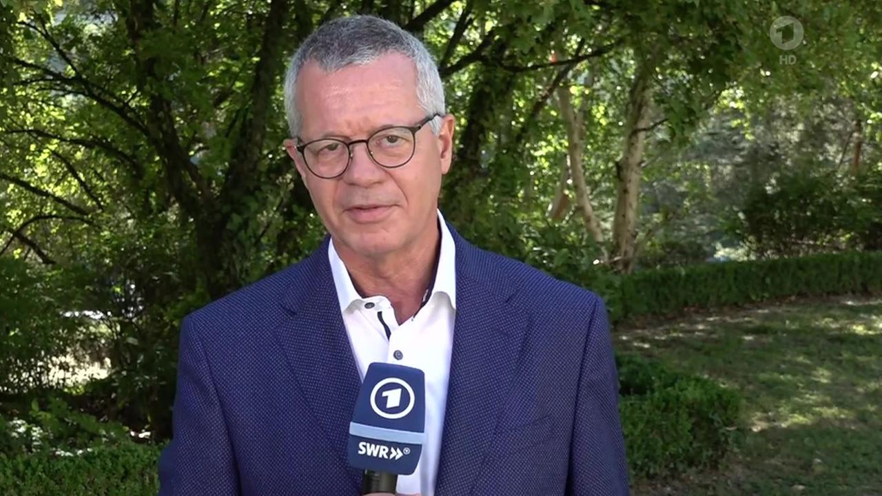 Rainald Becker, ARD-Studio Genf, erläutert die Urteilsbegründung der Richter zum Freispruch von ...