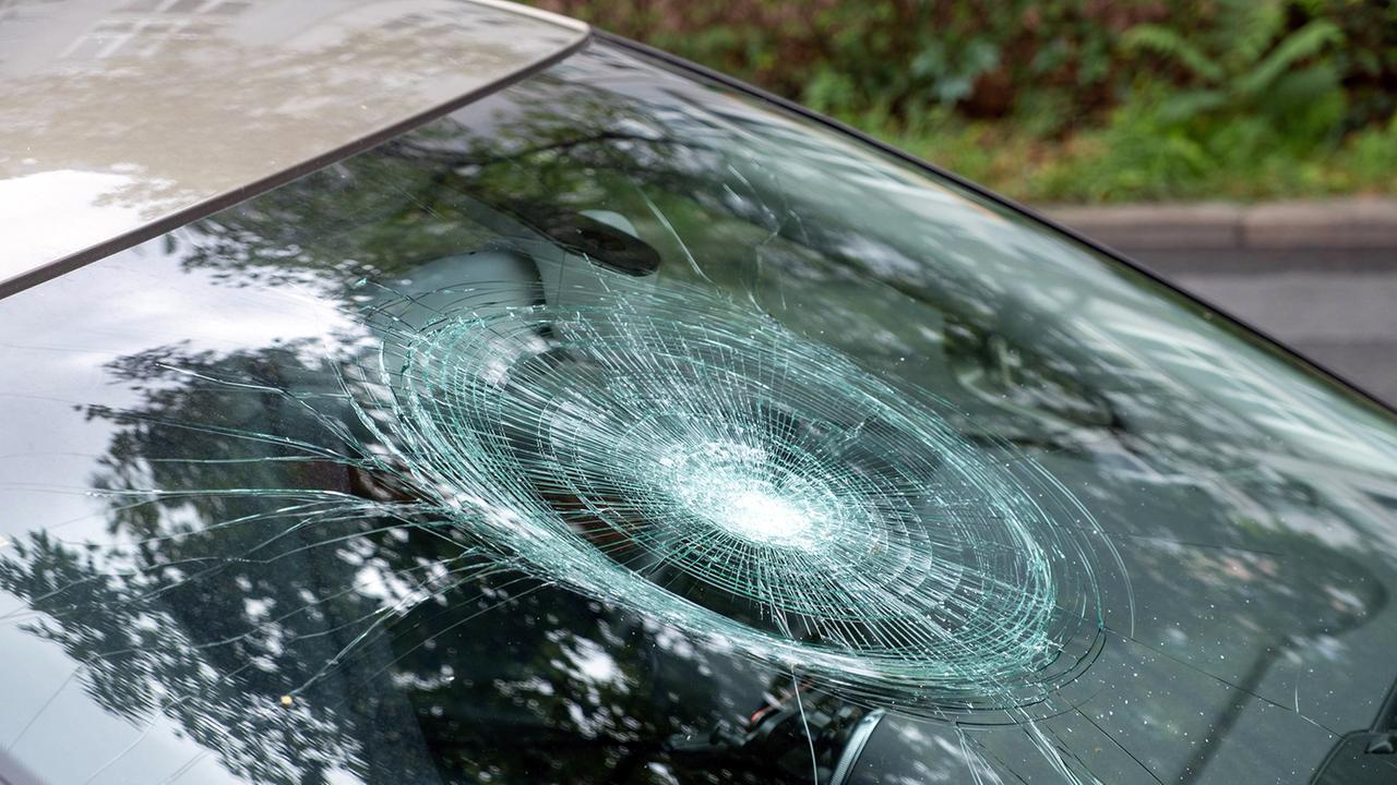 Saarland: Frau hämmert mit Axt auf Auto und löst Polizeieinsatz in Trier aus | tagesschau.de