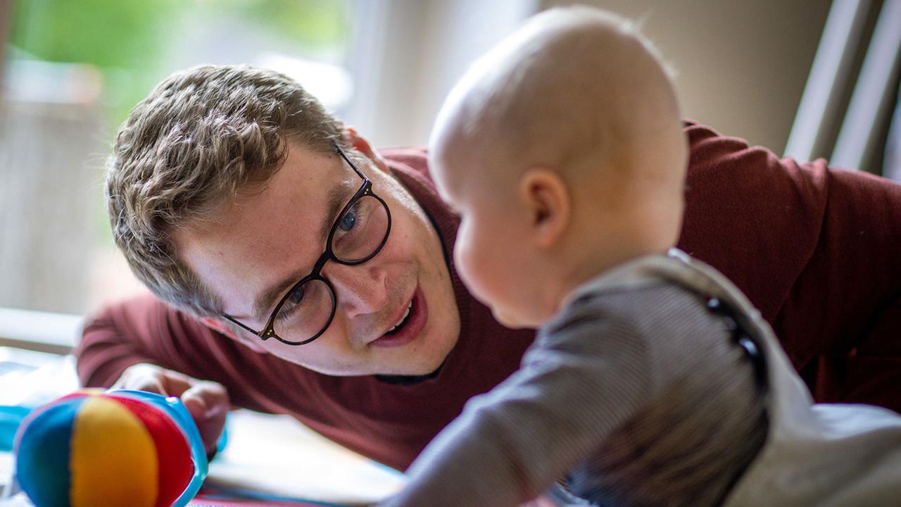 SAP führt sechs Wochen bezahlte Elternzeit für Väter ein | tagesschau.de