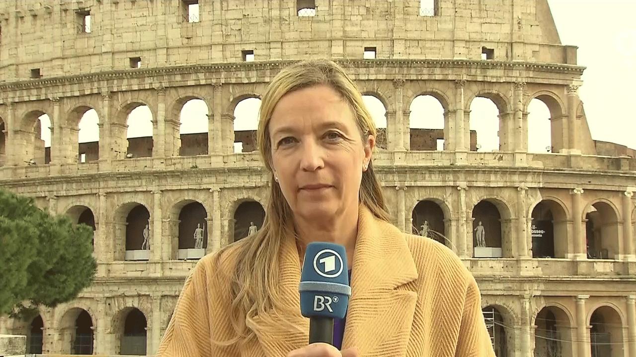 Anja Miller, ARD Rom, zum traditionellen Kreuzweg am Kolosseum in Rom ...