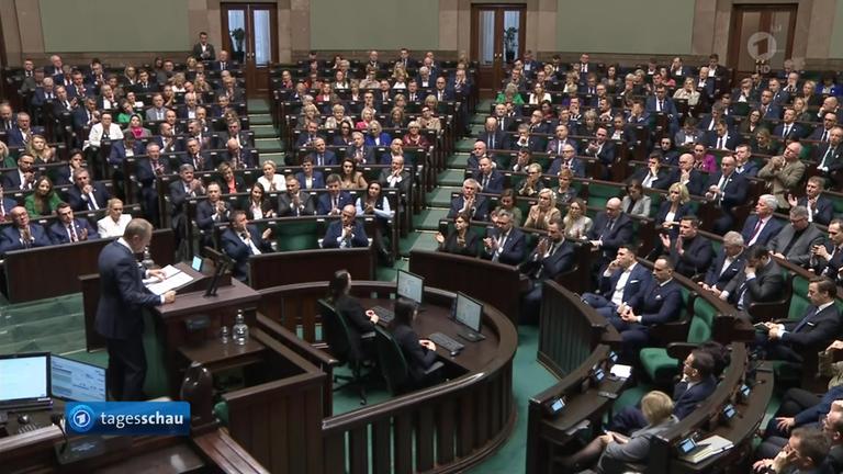 Machtwechsel in Polen - Designierter Ministerpräsident Tusk stellt Regierungsprogramm vor ...