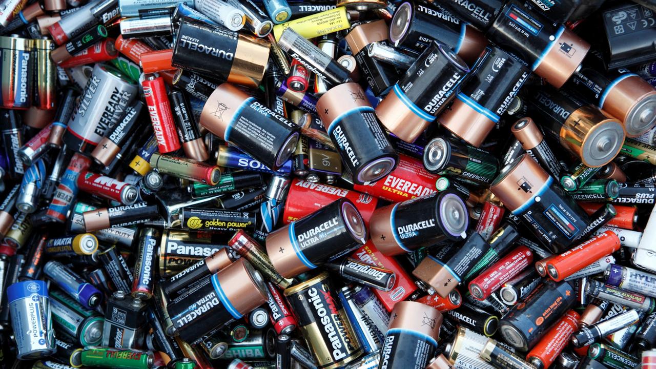 Batterien im Hausmüll: Explosiver Abfall | tagesschau.de