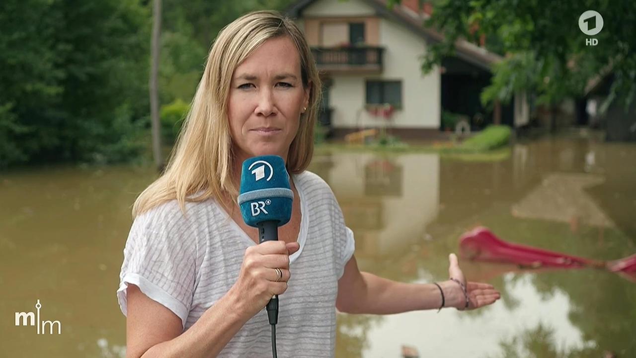 Anna Tillack, ARD Wien, zzt. Dolnja Bistrica, zur Lage am Fluss Mur ...