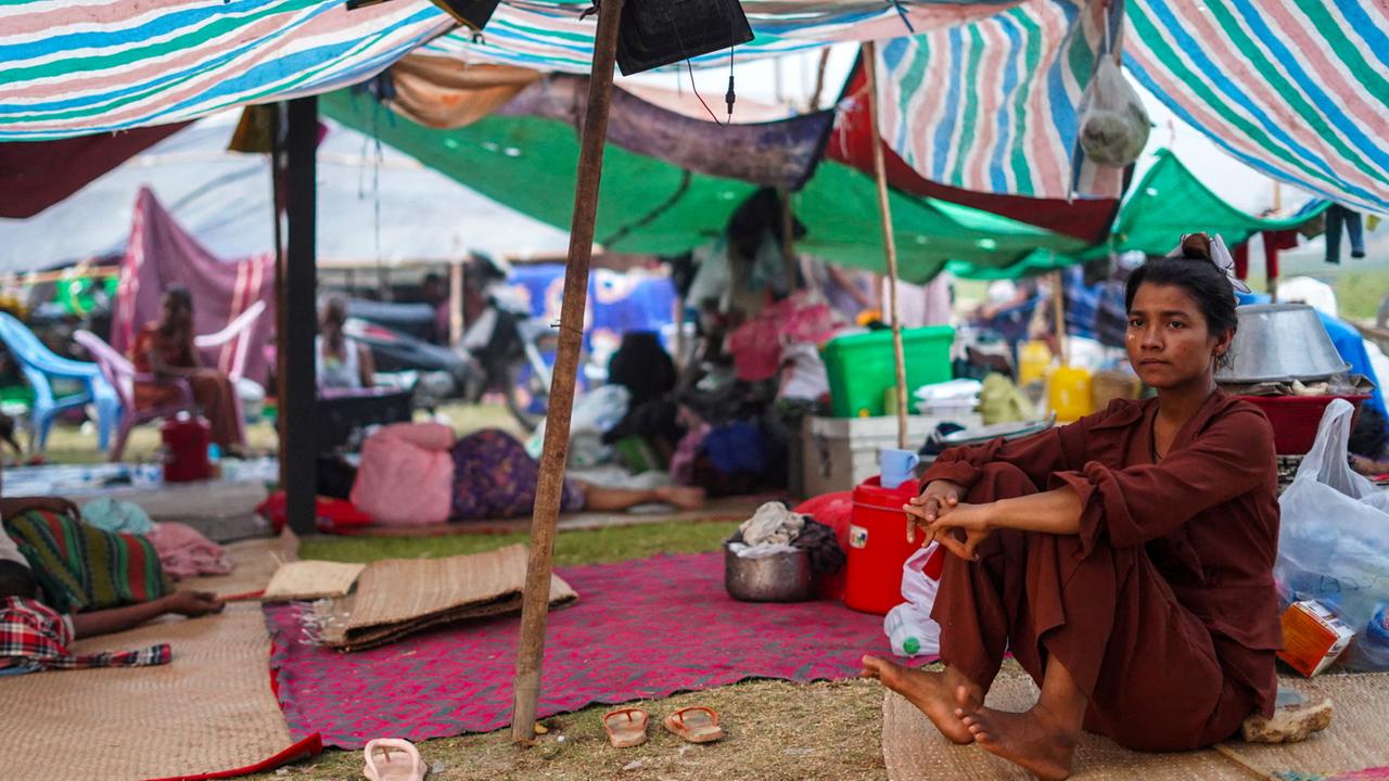 Nach dem Beben in Myanmar - Leben in Zelten neben den Trümmern ...