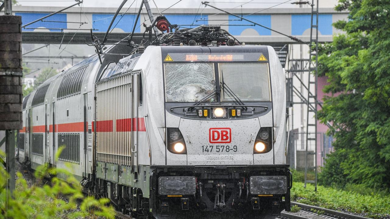 Baden-Württemberg: Zug reißt Oberleitung herunter: Bahnstrecke zwischen ...