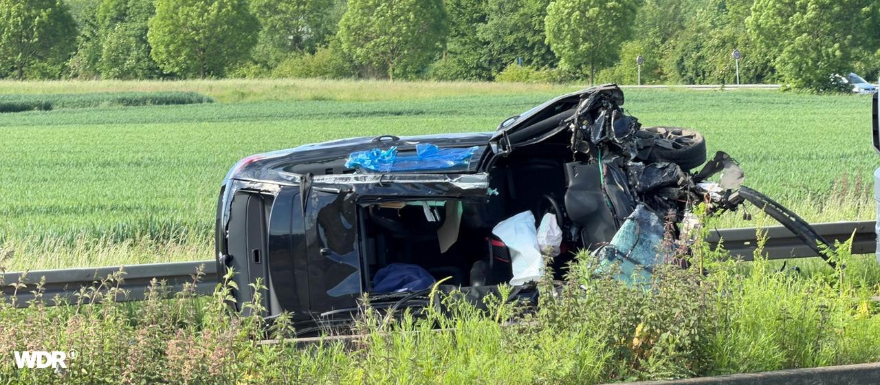 Nordrhein-Westfalen: Unfall auf A4: 43-Jähriger nach Crash mit Lkw im ...