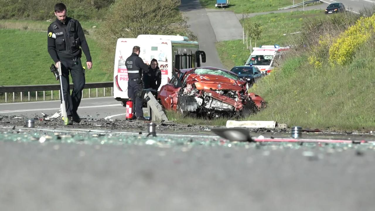 Rheinland-Pfalz: Tödlicher Unfall auf Hunsrückhöhenstraße: Auto ...