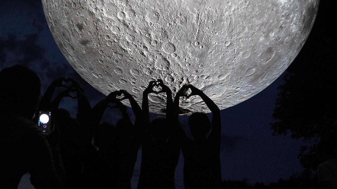 Bilderstrecke: Hab den Mond mit der Hand berührt | tagesschau.de