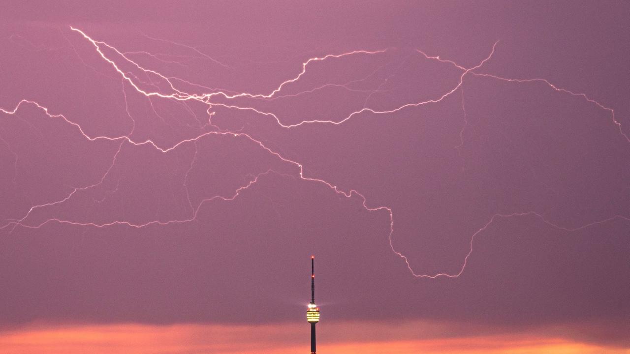 Bilderstrecke: Blitze über Baden-Württemberg | tagesschau.de