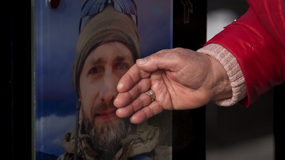 Selenskyj erinnert an die Opfer von Butscha | tagesschau.de