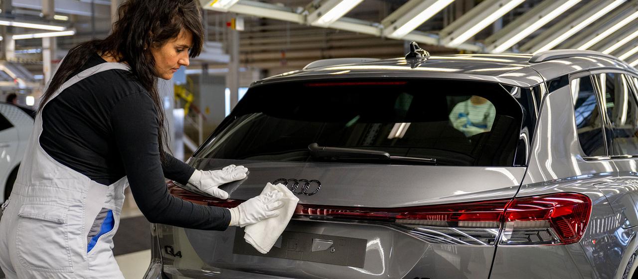 Gewinn bei VW-Tochter Audi bricht um mehr als ein Drittel ein ...