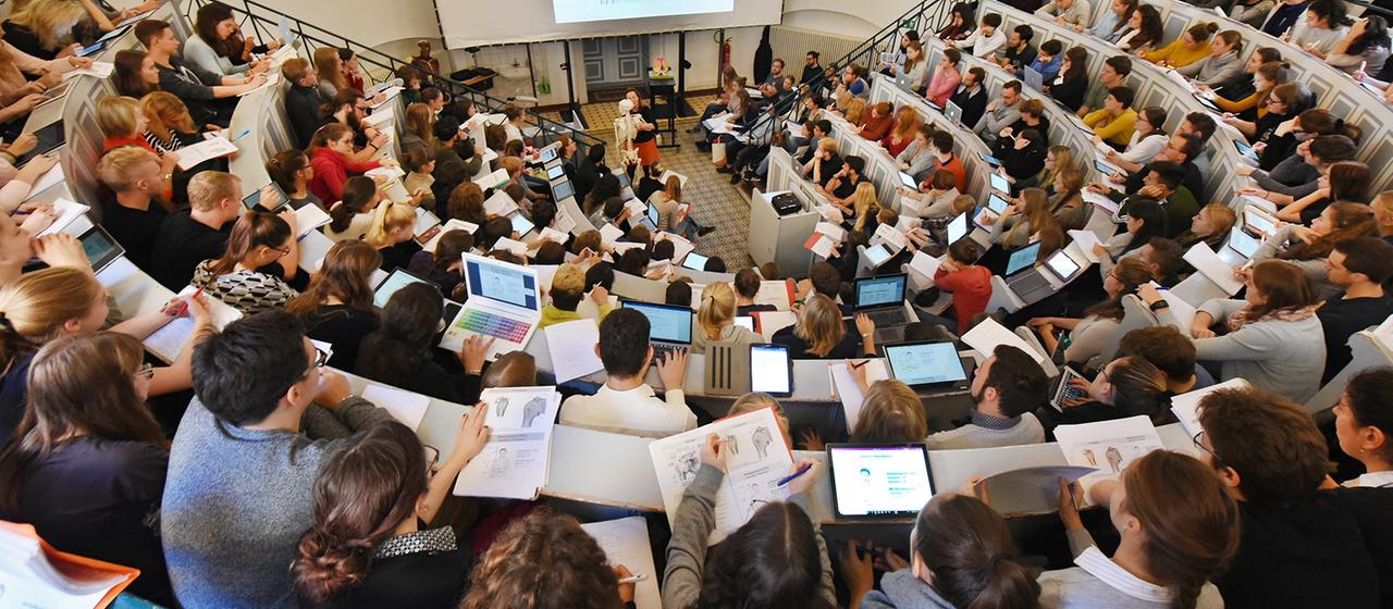 Zahl der Hochschulabschlüsse 2024 gestiegen | tagesschau.de