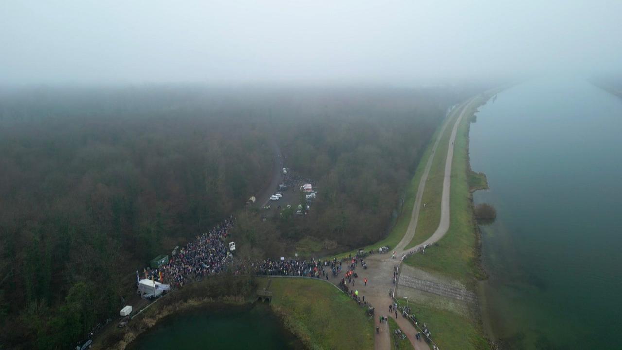 Bilderstrecke: Etwa 2000 Menschen bei Protesten gegen Polder bei Whyl ...