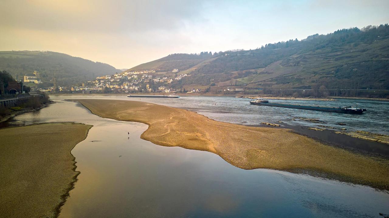 Das derzeitige Niedrigwasser im Rhein gefährdet die Konjunktur ...